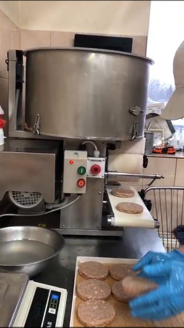 Формование гамбургеров на котлетном автомате ИПКС-123М(Н)