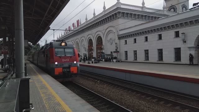 2ЭС4К-135 с поездом № 310 Адлер – Воркута прибывает на станцию Сочи