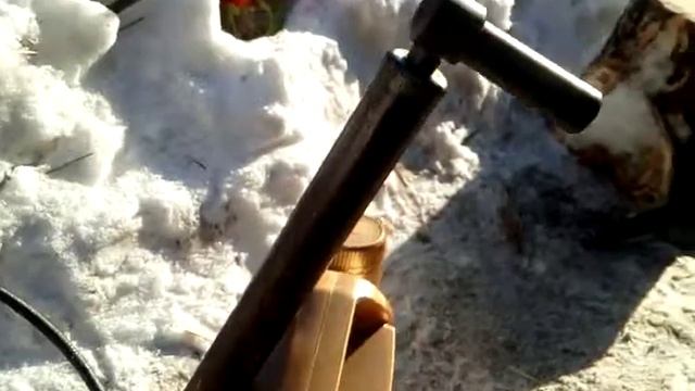 Залил масло в коробку с помощью старого насоса!
