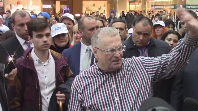 Жириновский флешмоб селфи с Жириновским Сочи Моремолл