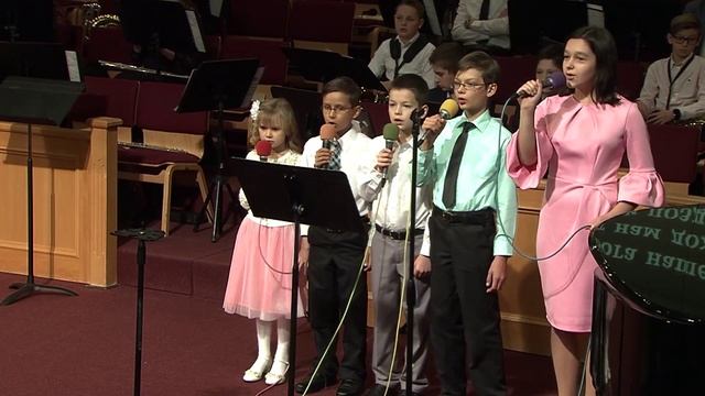 Кружится и падает лист кленовый..