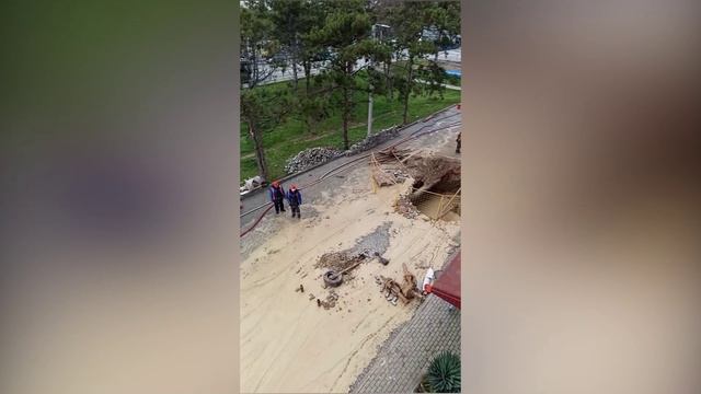 Потоп во дворе домов на проспекте Генерала Острякова 229