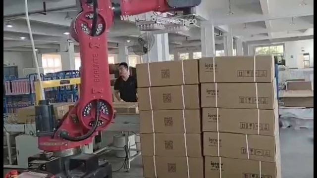 84. Робот энергично паллетирует коробки с конвейера и не устает