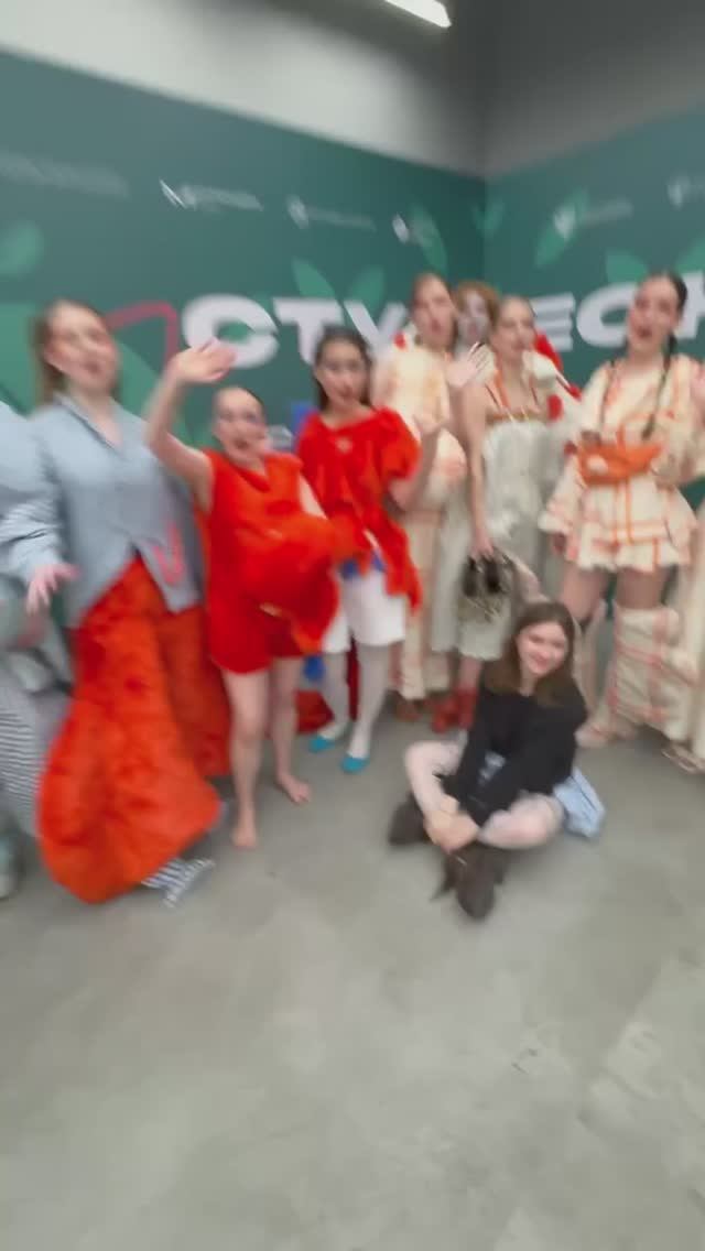 Студентка СПбГУПТД Мария Вагачева со своими моделями на Российской студенческой весне 2025 года