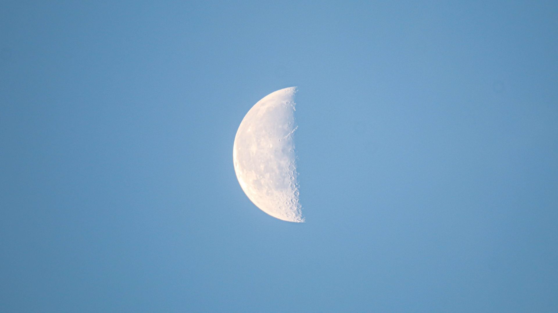 Красота утренней Луны