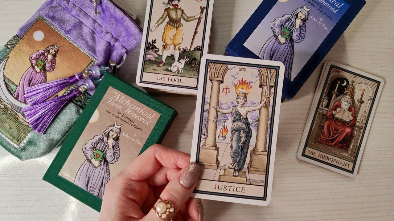 АЛХИМИЧЕСКОЕ ТАРО Роберта Плэйса
Сравнение 5 издания и 6-го по лицензии от Авалона