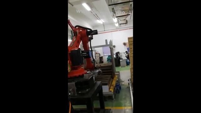 83. Большущий робот укладывает гигантские коробки на паллету