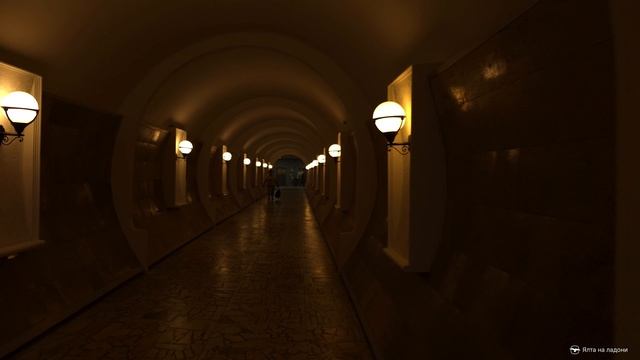 Прорубленная в 45-метровой скале шахта лифта к пляжу санатория «Днепр» в Гаспре