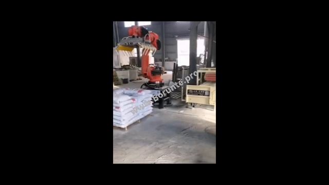 90. Робот паллетирует мешки с сыпучими с конвейера.Без помощи извне