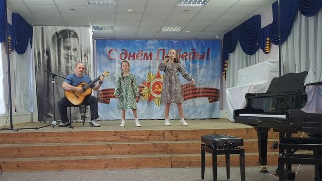 "КАТЮША" в исполнении Алисы, Василисы и Дениса Сухомлиновых.