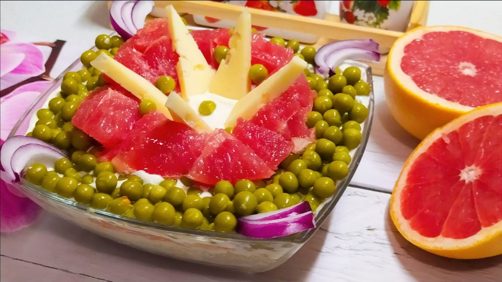 Салат с курицей и грейпфрутом. Вкусный и сытный.