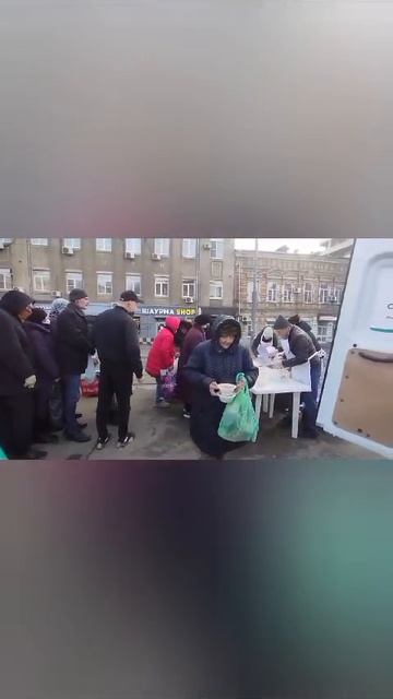 5 января 2025 года. Рождественская выдача горячих обедов нуждающимся.