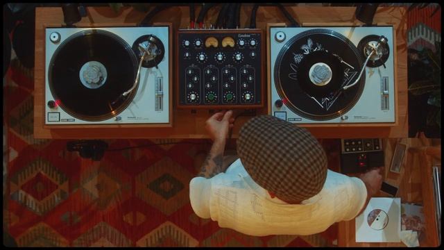 Jazz Vinyl Set of an Amateur Art Thief: The Mastermind