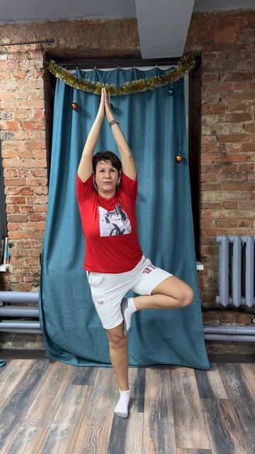 Поза дерева для женщин 45+