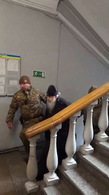 МИТРОПОЛИТА АРСЕНИЯ В НАРУЧНИКАХ ВЕДУТ НА СУД