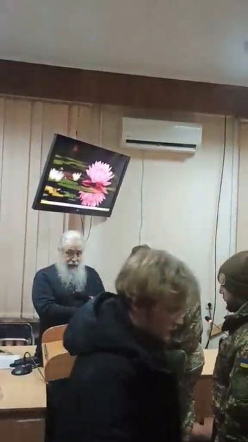 Духовенство и верующие стараются поддержать митрополита Арсения, шутят о его «веригах»