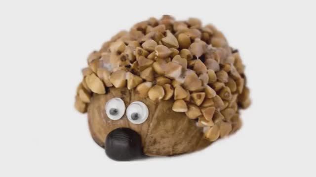 Делаем подделку ёжика из пластилина грецкого ореха и гречки  для детей