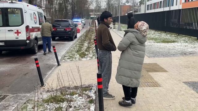К школе в Подмосковье пришли, предположительно, друзья семьи погибшего ученика