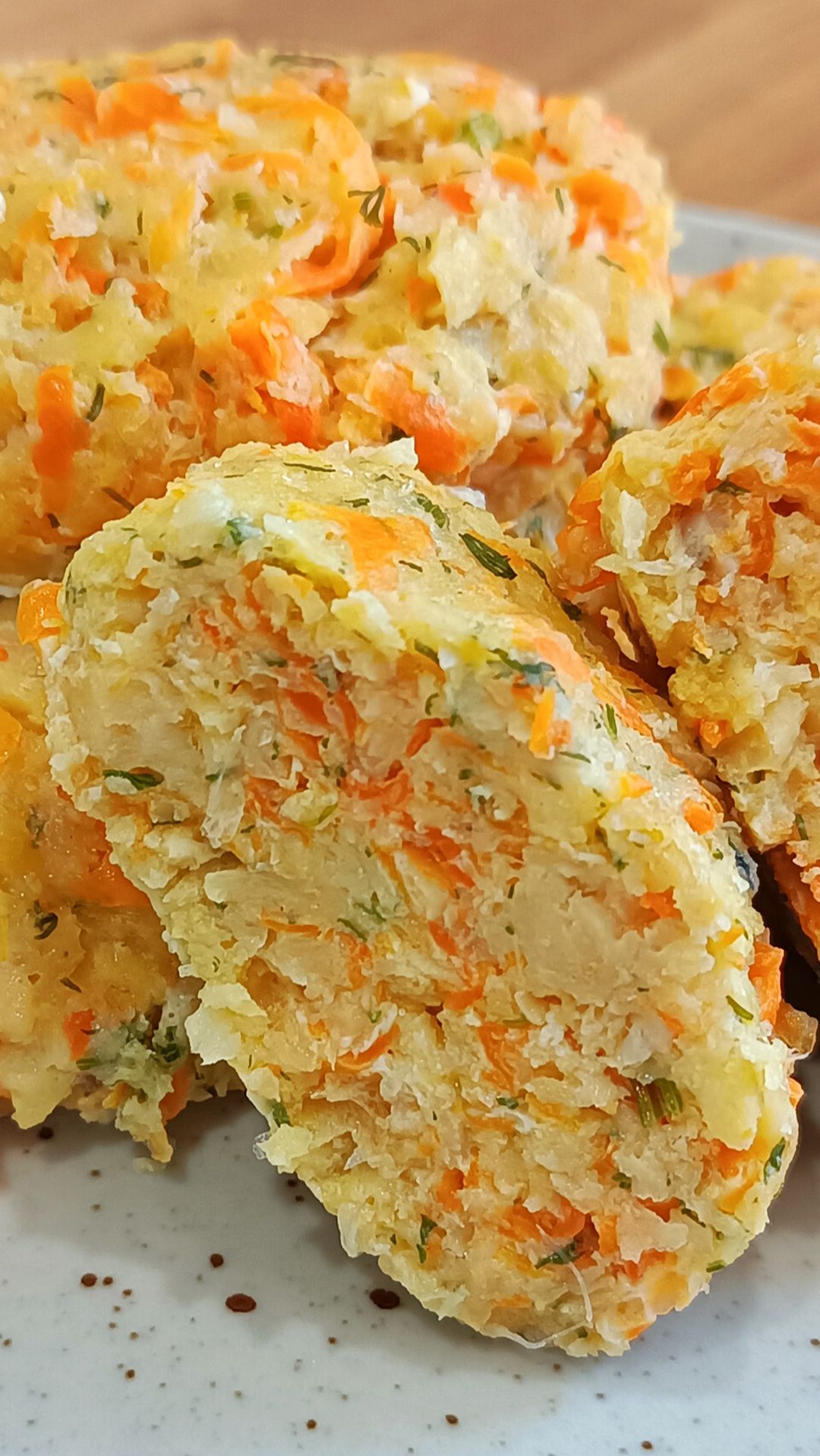 ДИЕТИЧЕСКИЕ РЫБНЫЕ КОТЛЕТЫ из хека с морковью и укропом, приготовленные на пару