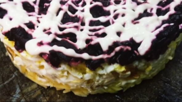 Слоеный салат с курицей , сыром и свёклой на Новый год