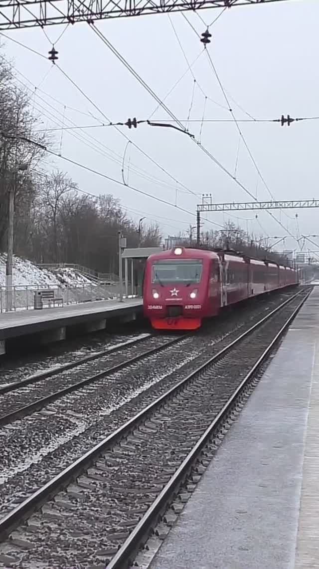 Эл.-поезд ЭД4МКМ-АЭРО-0001 "Аэроэкспресс" (ТЧ-50) пригородный поезд № 7135 Москва — а/п Домодедово.