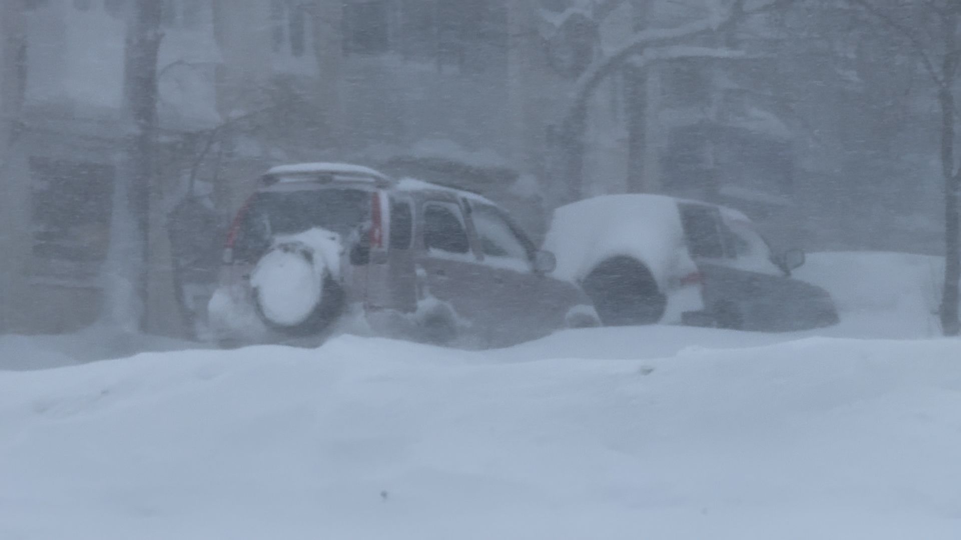 Глава района призывает оставаться дома: метель закрыла все трассы Охи