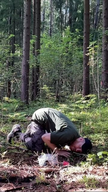 Ищу воду при помощи старинного приёма выживания  #природа #выживание  #юмор #shorts