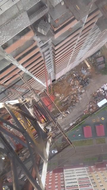 Куда лето убежало?А как у вас погодка? #работа #стройка #башенныйкран #shorts