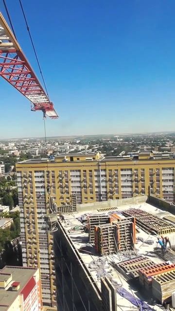 Заливаем парапет в ветер . #shorts #башенныйкран #работа #стройка #кран #бетон #заливка