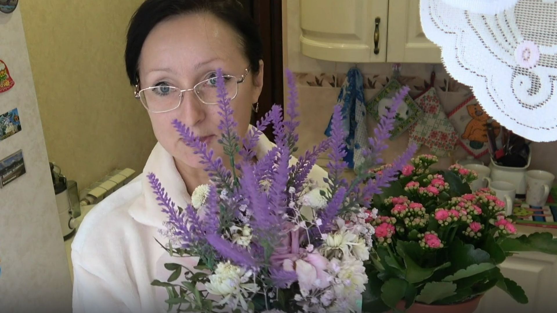 Декабрь 2025 года. Цветущий каланхоэ и декор. Детская душа нежна... Смотрю фильм "Чудо на 34 улице"