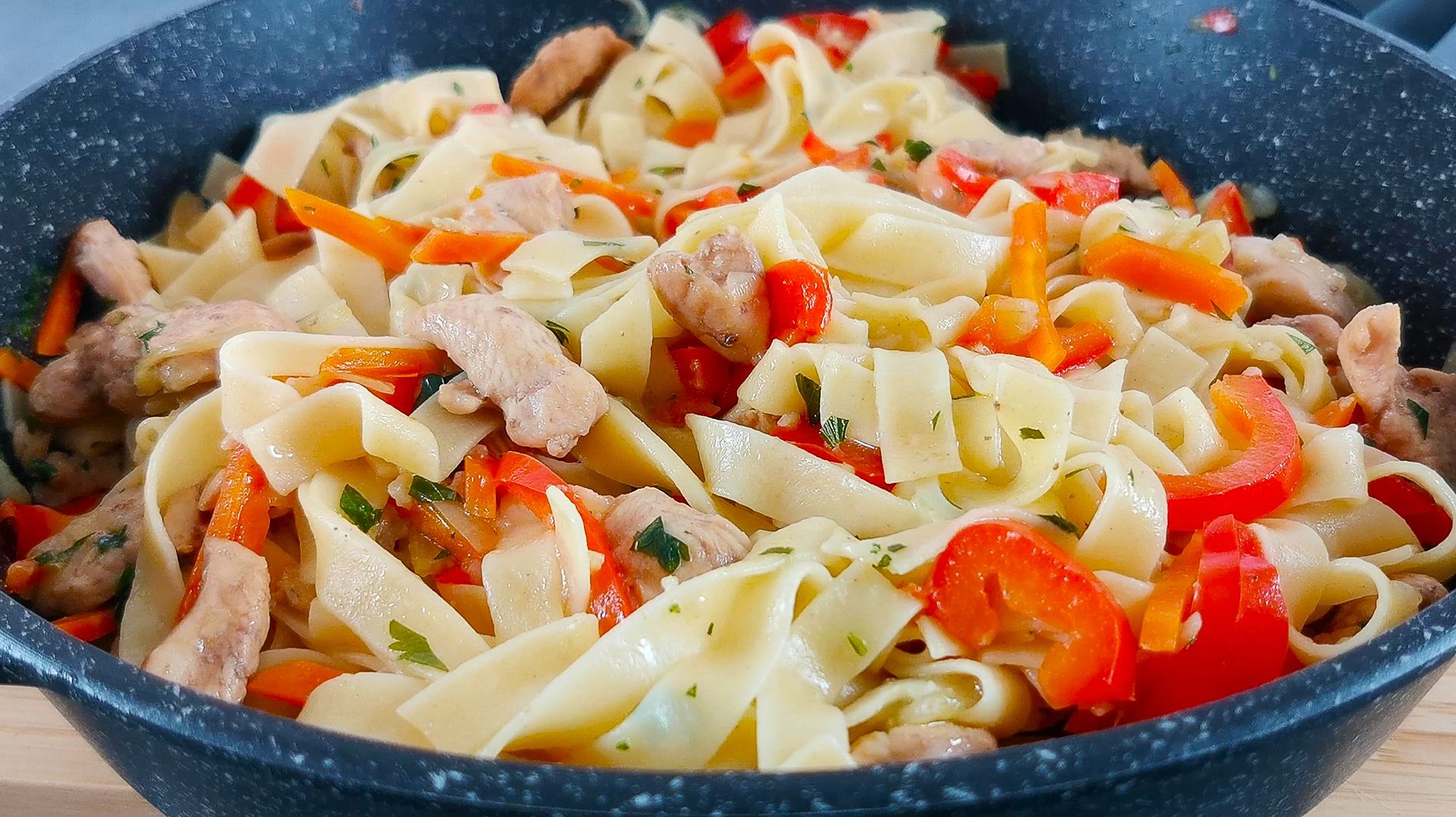 Вкусный ужин из куриного филе, лапши и овощей