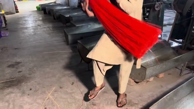 Изготовление циновок-ковриков из переработанных пластиковых крышек. Пакистан