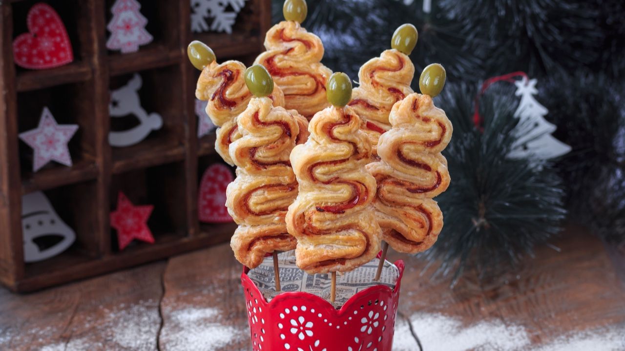 «Ёлочки» из слоёного теста за 20 минут! Новогоднее канапе, от которого гости в восторге 🎄