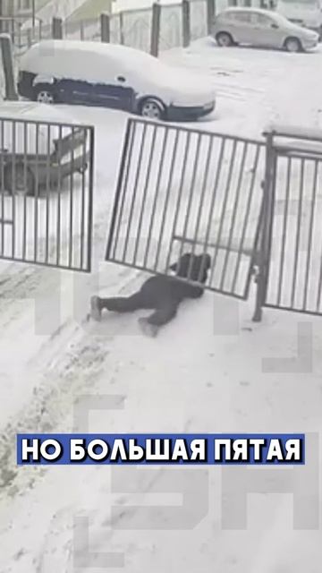 Ворота рухнули на мужчину в Кирове. Причина — «большая пятая точка»