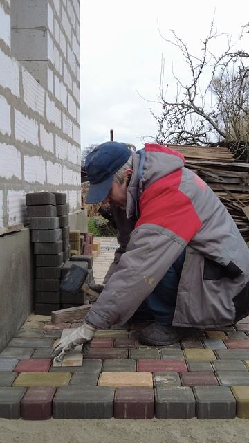 Дешевые приспособления для самостоятельного выравнивания тротуарной плитки при укладке.