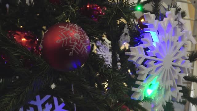 Наряженные новогодние елки в ЮУрГУ