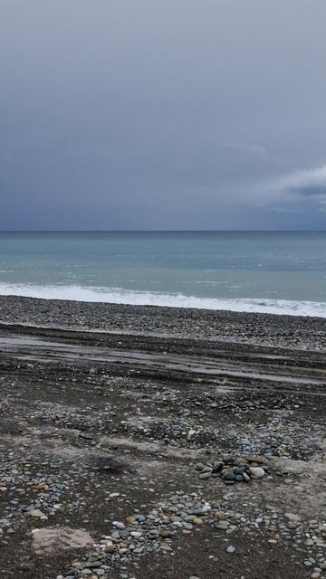 Прибой на набережной территории "Сириус" 16 декабря 2025 года