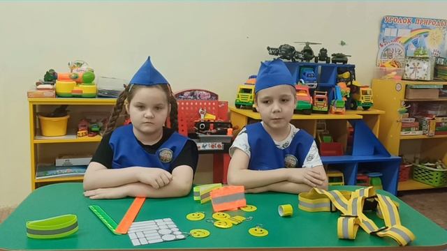 «Обязательно ли носить на одежде световозвращающие элементы в светлое и тёмное время суток»