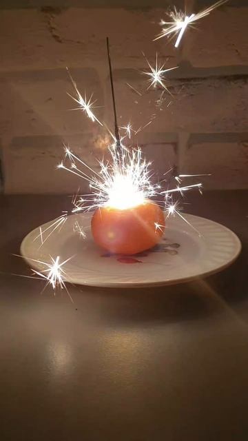 Новогоднее волшебство мандарин и бенгальские огни 🎆