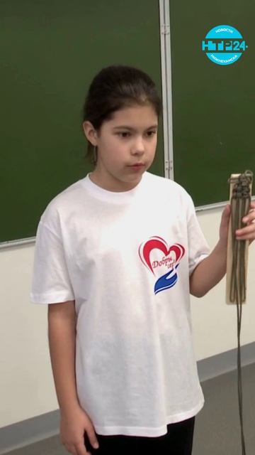 Научила одноклассников плести браслеты выживания