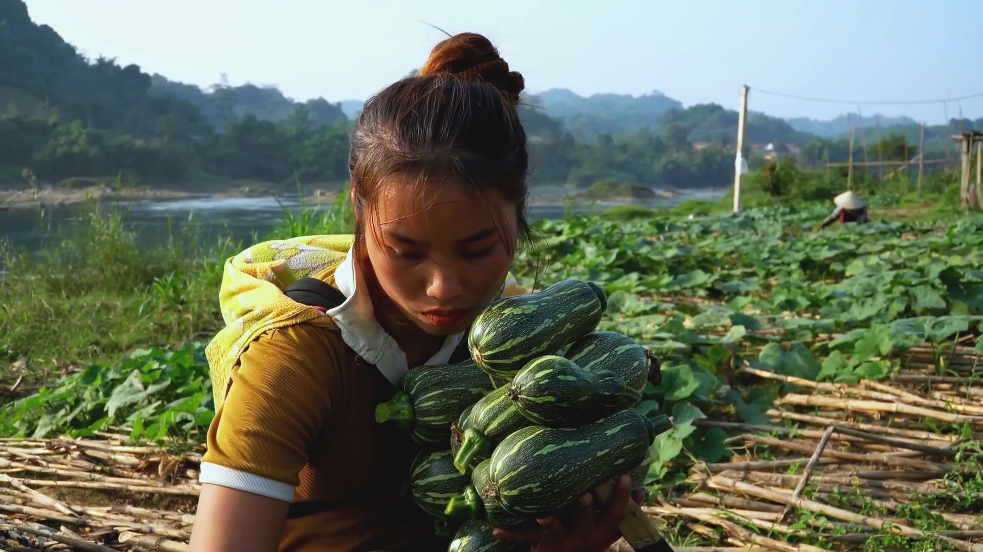 Дуонг. Мама поневоле. Собираем тыкву Баттернат для подажи. Готовим кушать с дочкой. 16 серия