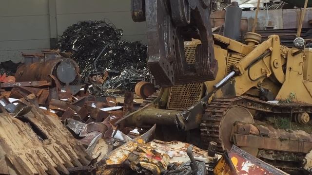 Утилизация бульдозера специальными ножницами