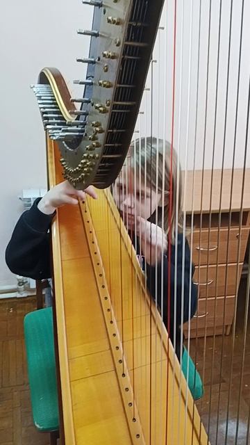 Гамма в две октавы на арфе