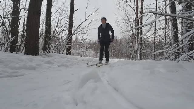 Одна в лесу на лыжной прогулке... Заснеженный предновогодний лес. 26 декабря 2023 года.
