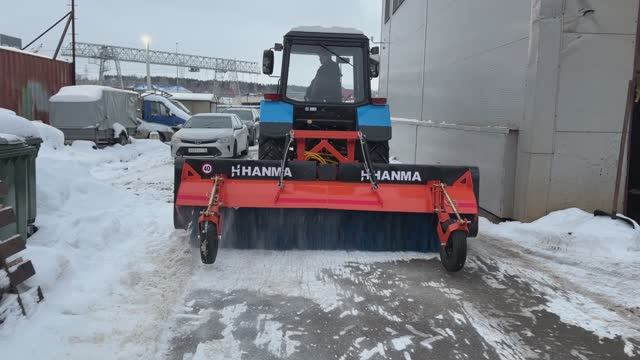 Коммунальная щетка в работе