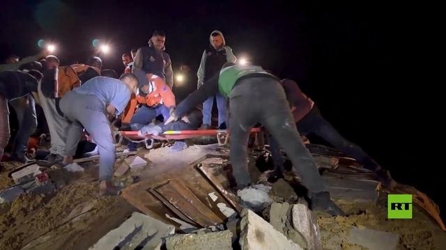 مشاهد لانتشال مصابين وقتلى من تحت أنقاض منزل انهار غزة