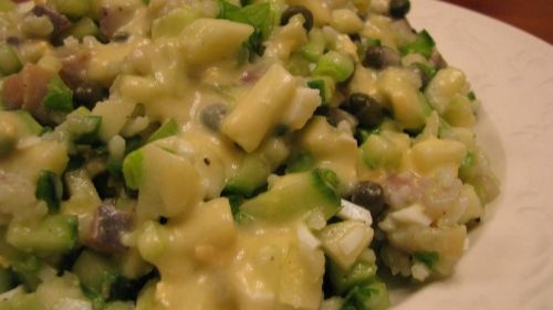 Салат с малосольной сельдью и авокадо