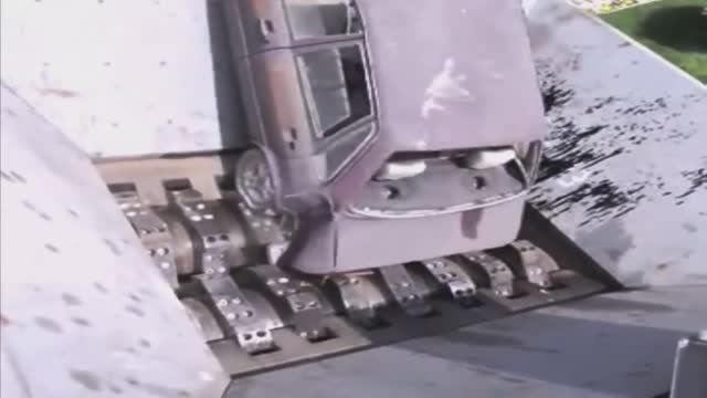 Медленное измельчение автомобиля.