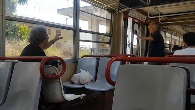 Итальянский дедушка поднимает настроение попутчикам по электричке