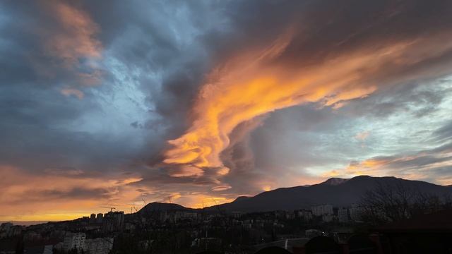 Зловещий, зимний закат в Крыму.